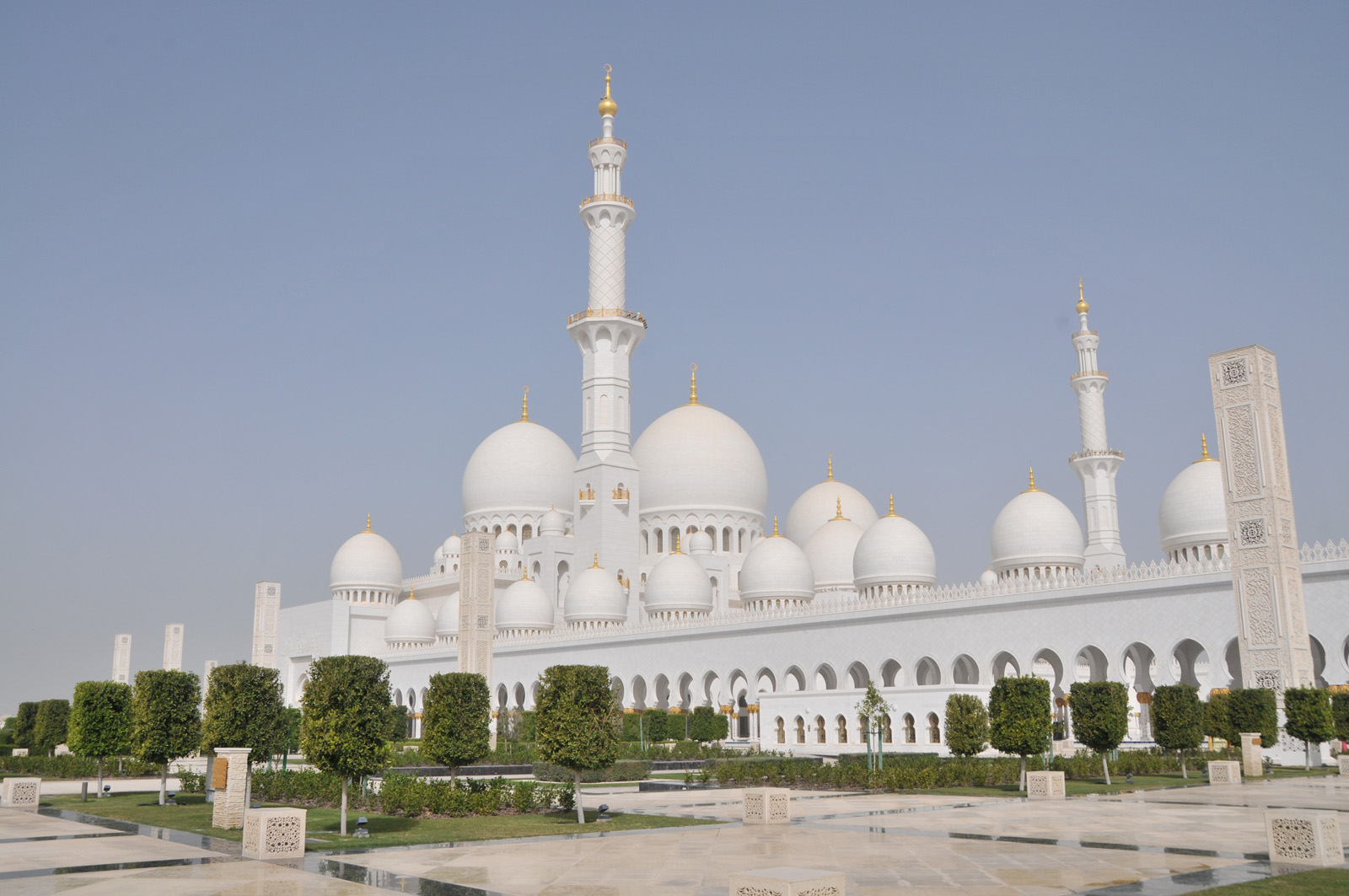 Sheikh Zayed Grand Mosque Center - LUXUO