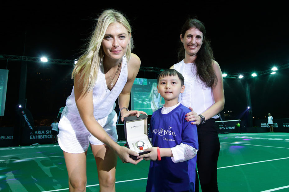 TAG Heuer builds floating tennis court, Sharapova tries it - LUXUO