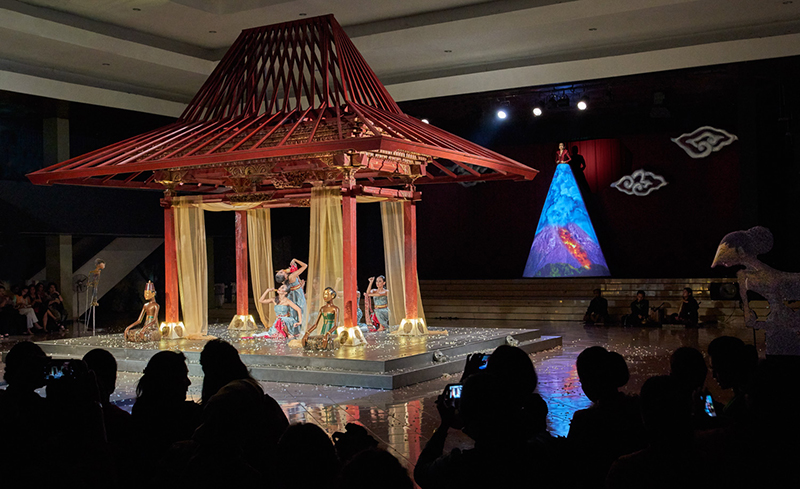 Sri Astari Rasjid: Kebaya Diaries